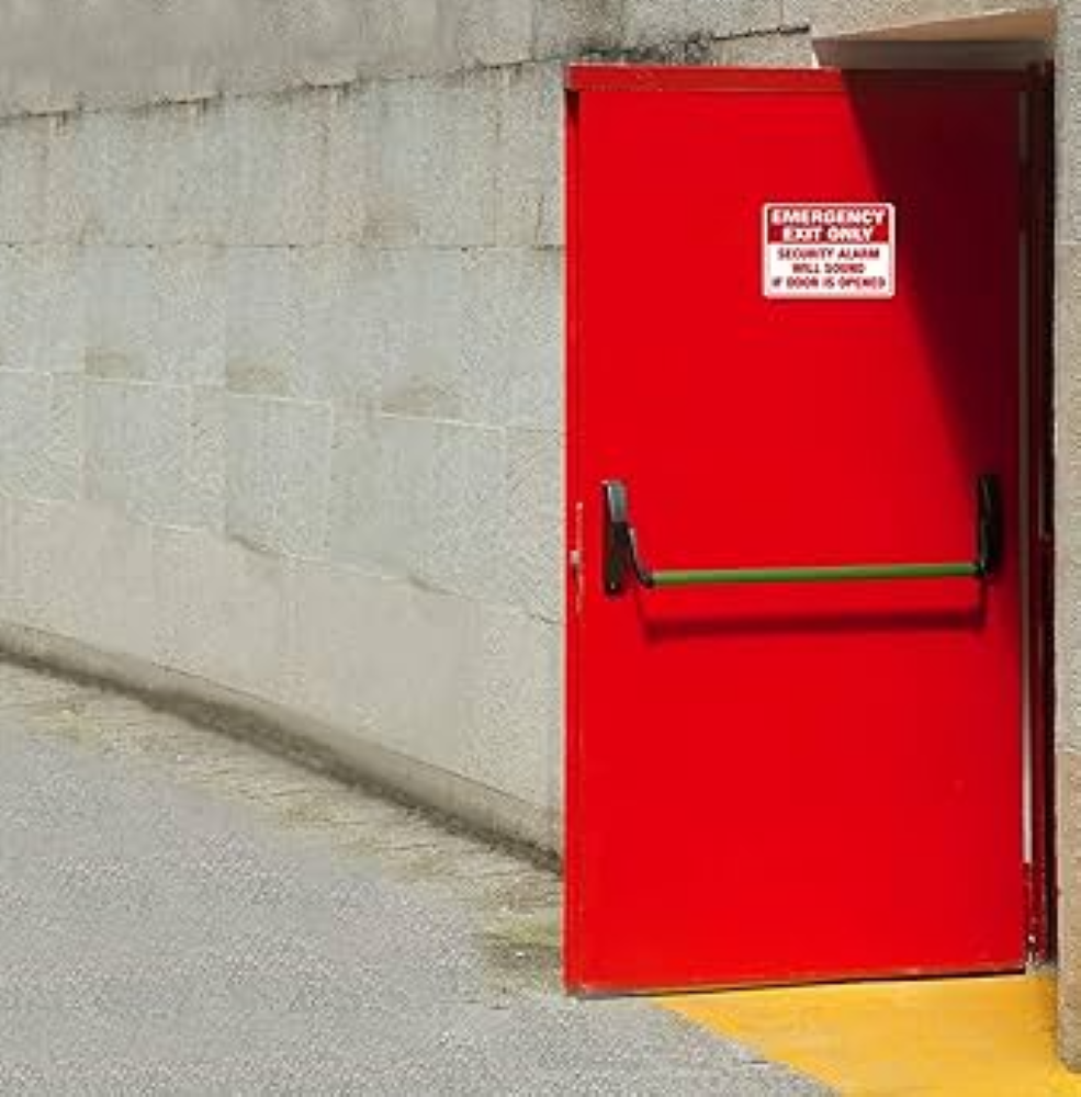 🧯 خطة الإخلاء في المنشآت وأهميتها في السلامة العامة - البوارق العربية